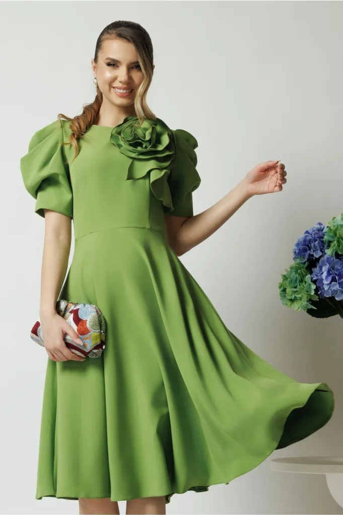 Rochie eleganta din stofa verde fistic cu floare maxi pe bust si maneci ...